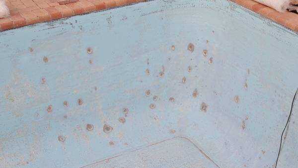 Fiberglass swimming pool repairs